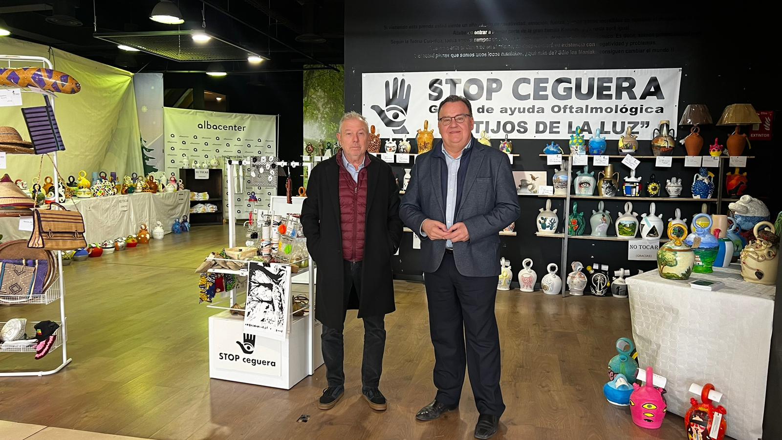 Santos Prieto visita la exposición solidaria 'Botijos de la Luz' - Adeca